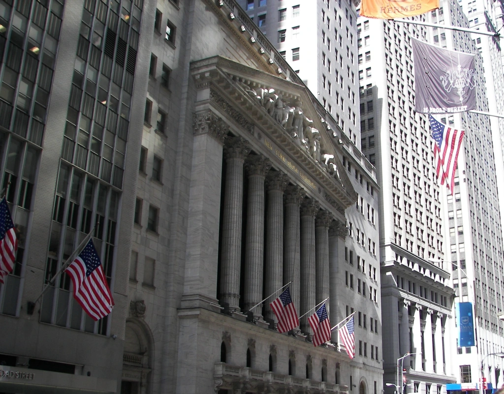 U.S. Stock Market Falls and Oil Prices Surge amid War in Middle East ...